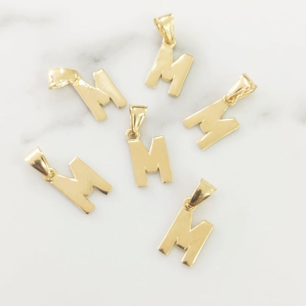 Dije letra M lisa 1.6cm 0.45gr ID: 1668 – Joyería San Miguel